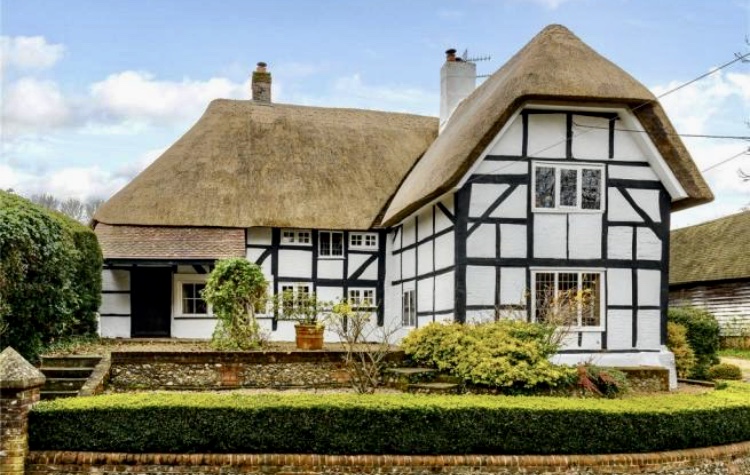 Daniel Compton Thatching – Traditional Master Thatcher